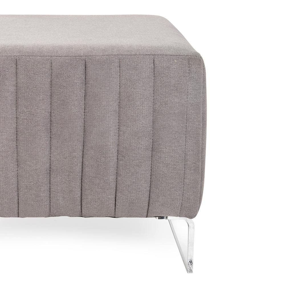 Pufe com assento em tecido e pés em plexiglass