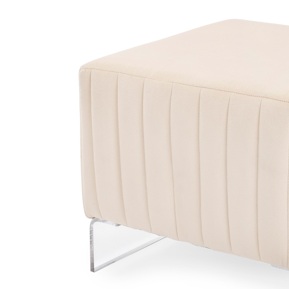 Pufe com assento em tecido e pés em plexiglass