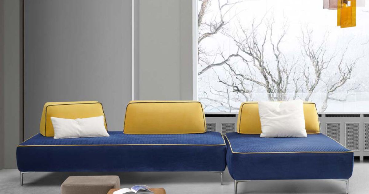 Sofá secional de 4 lugares em tecido azul com almofadas