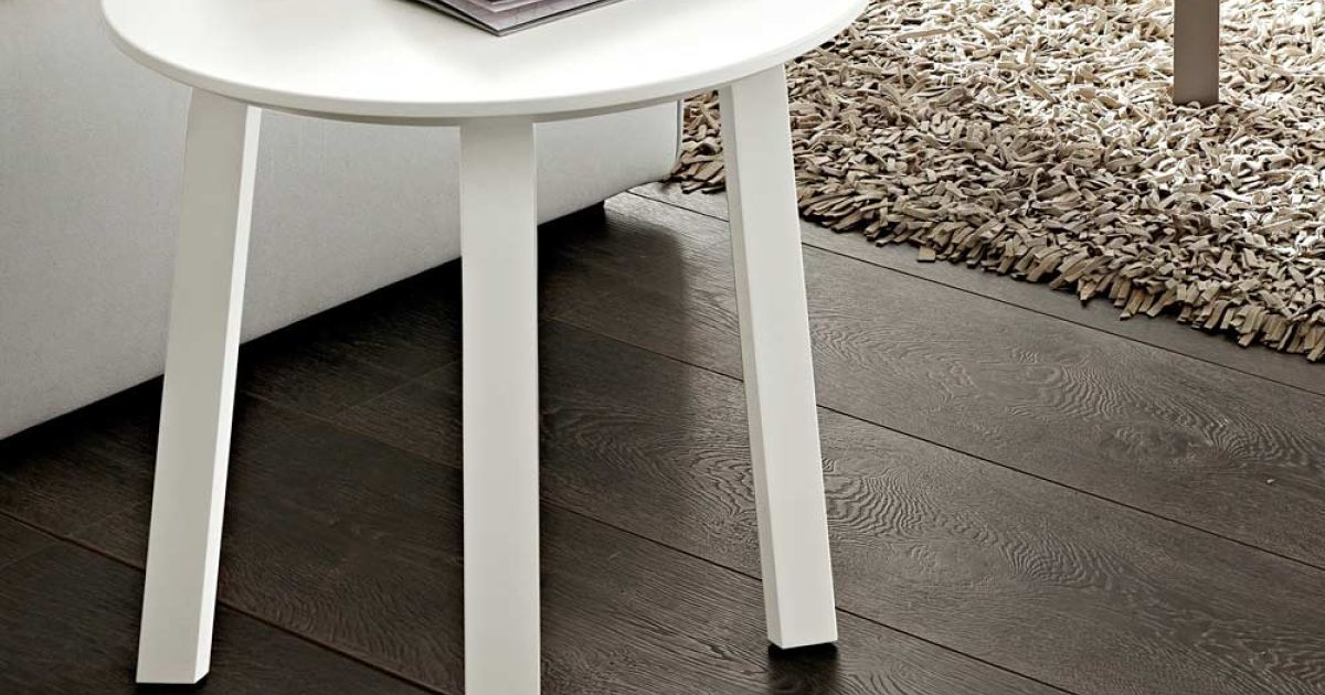 Mesa de centro em MDF lacado com pernas em madeira maciça Fabricada em ...